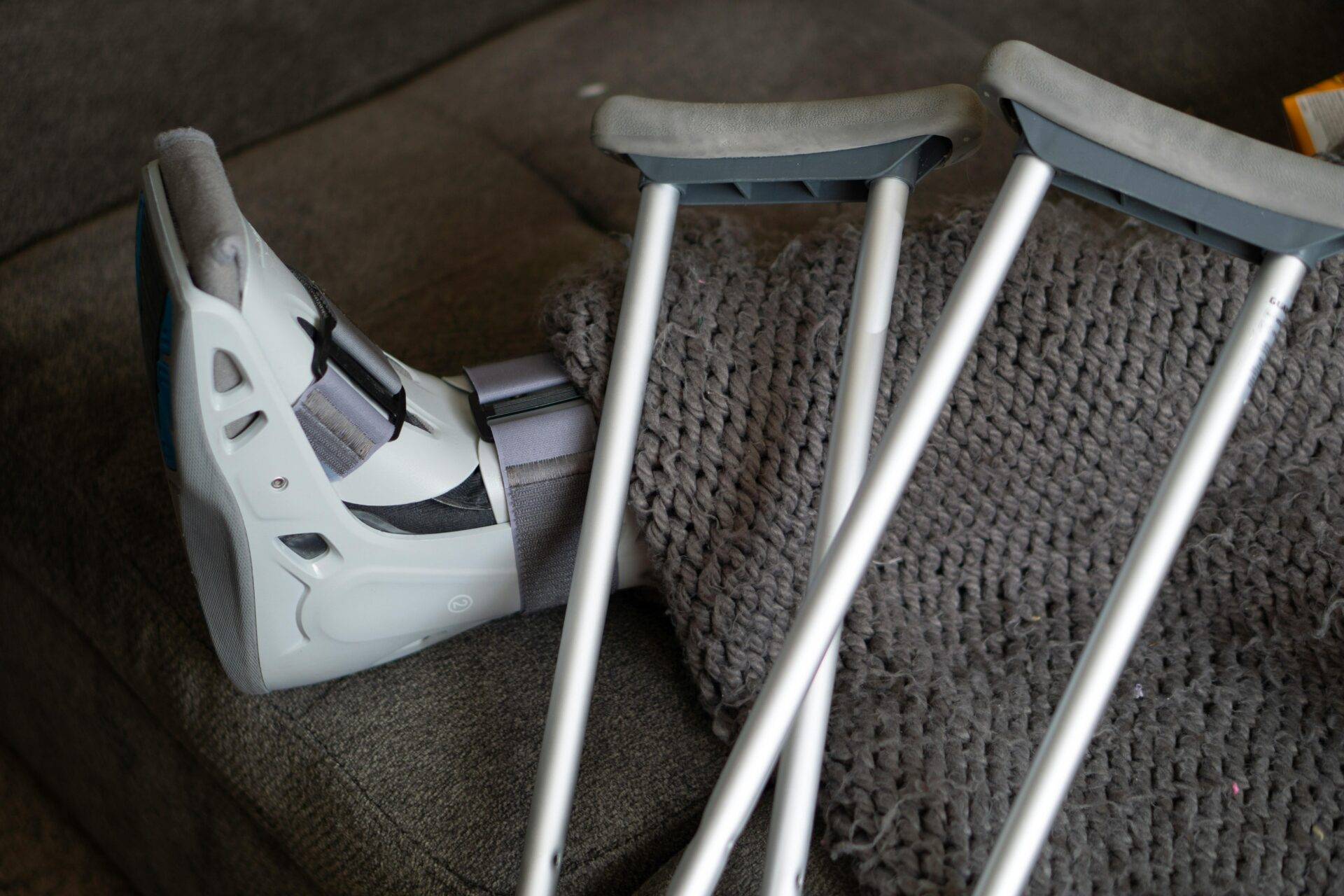 Comfort & Performance: Mobility Devices For A Broken Foot - Mobility in ...